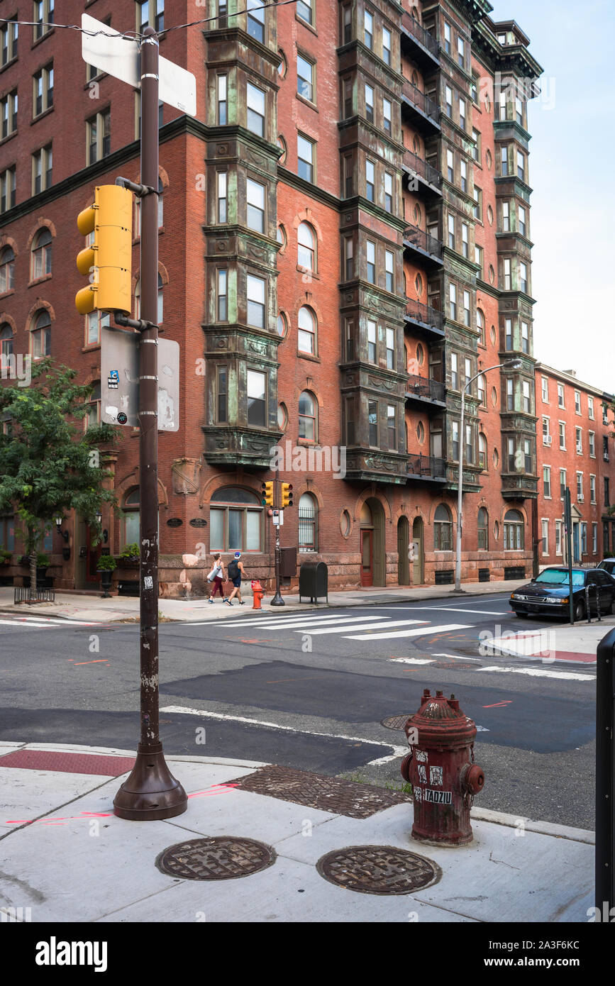 Philadelphia street, view of the Portland Building on Spruce Street in ...
