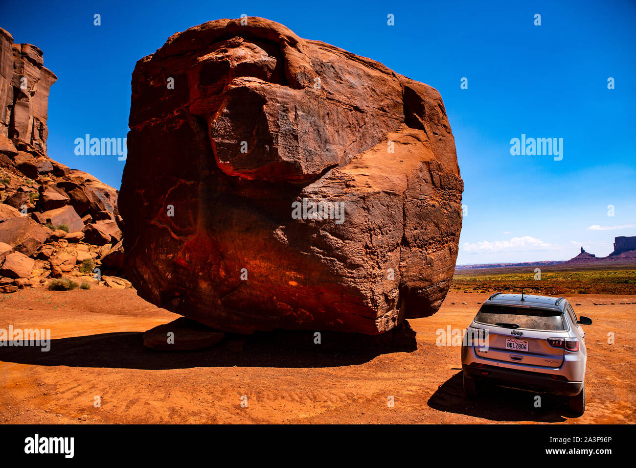 Strasse und Staubwege im Monument Valley in Utah / USA. Hier parkt ein ...