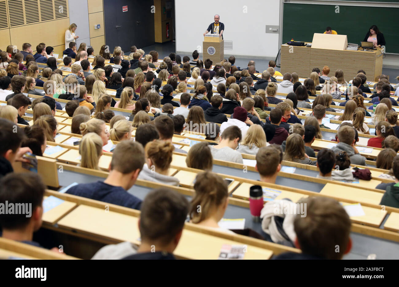 First year students university hi-res stock photography and images - Alamy