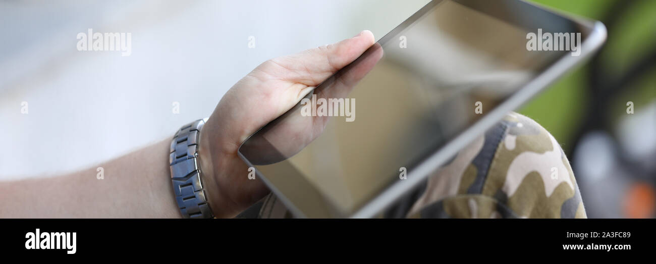 Hands hold tablet text social hi-res stock photography and images - Alamy