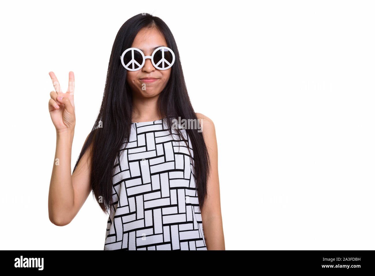 Asian girl giving peace sign hi-res stock photography and images - Alamy