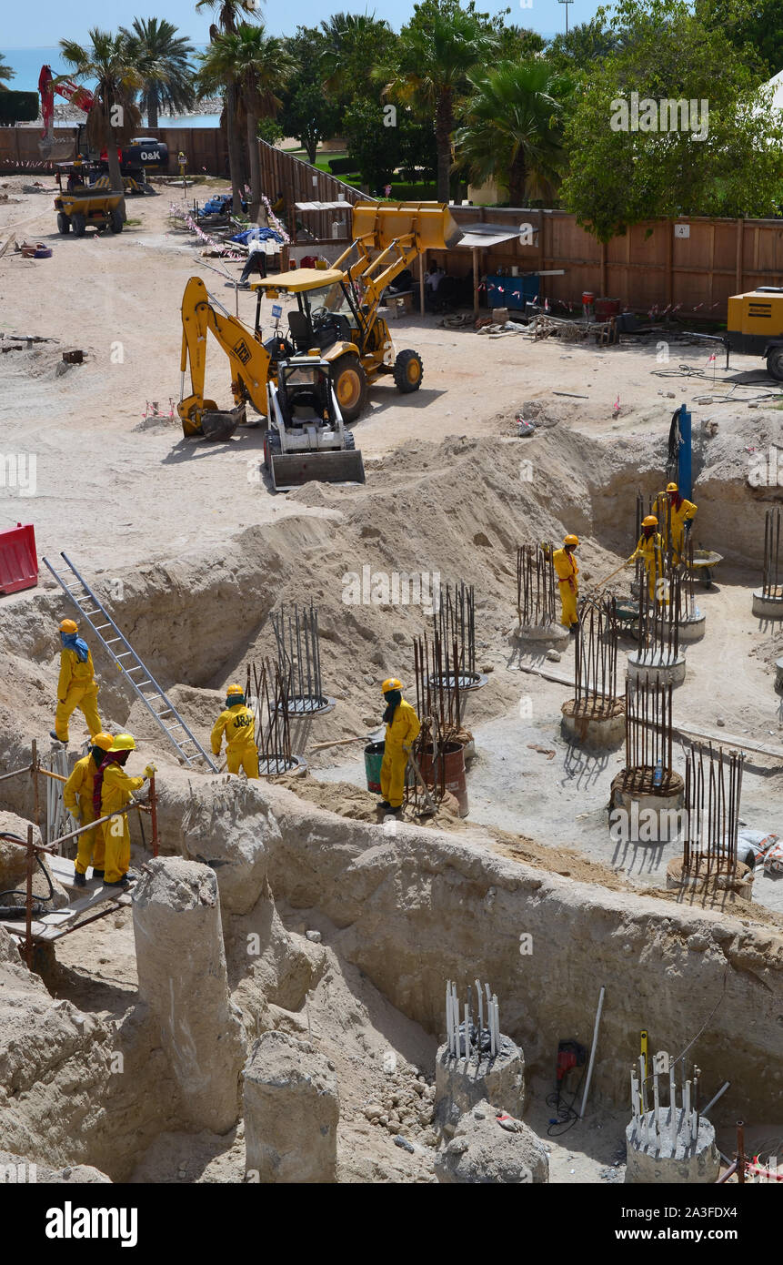 Construction workers doha qatar hi-res stock photography and images - Alamy