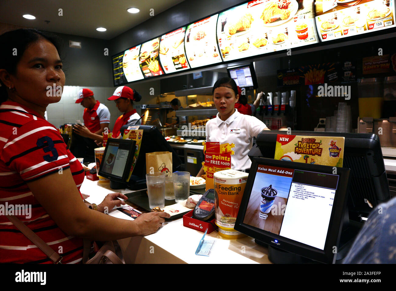 PASIG CITY, PHILIPPINES – OCTOBER 6, 2019: Employee of well known fast ...