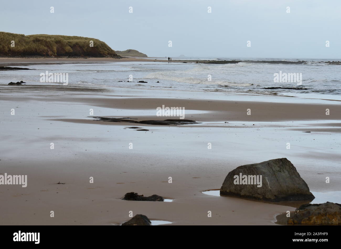 Rocks on beach seahouses hi-res stock photography and images - Alamy