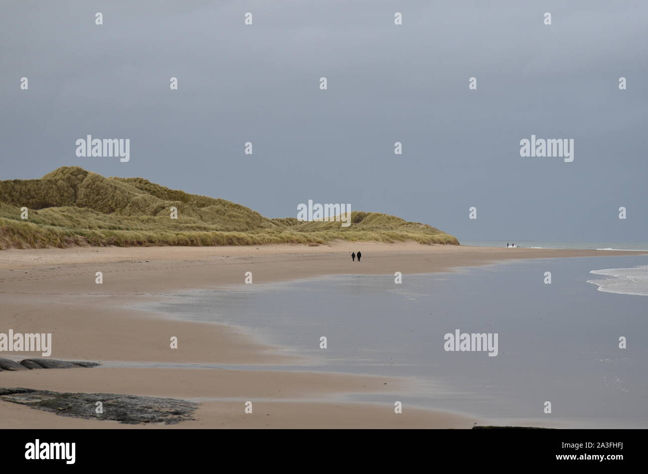 Rocks on beach seahouses hi-res stock photography and images - Alamy