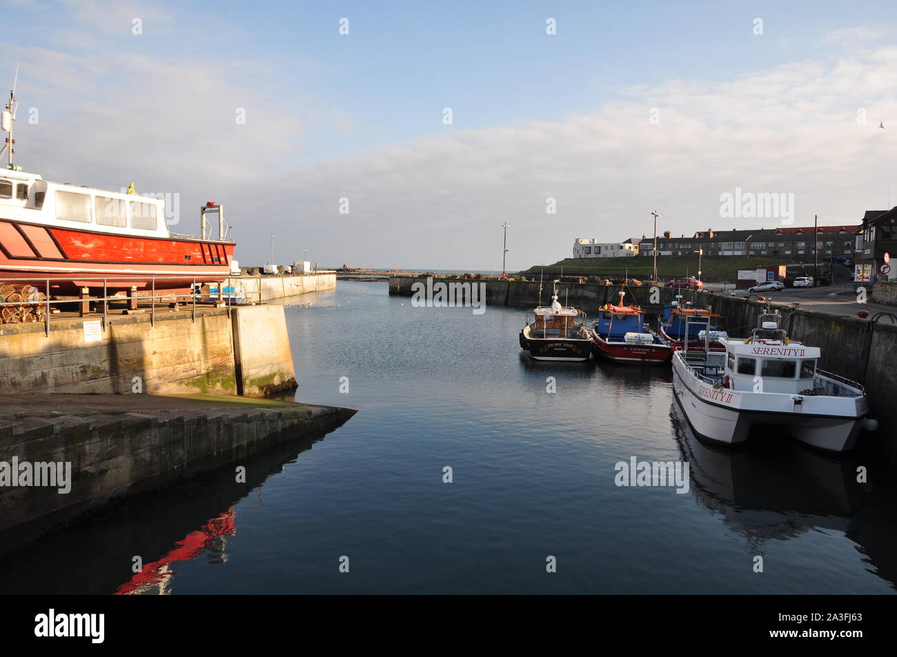 Boats in seahouses harbour hi-res stock photography and images - Alamy