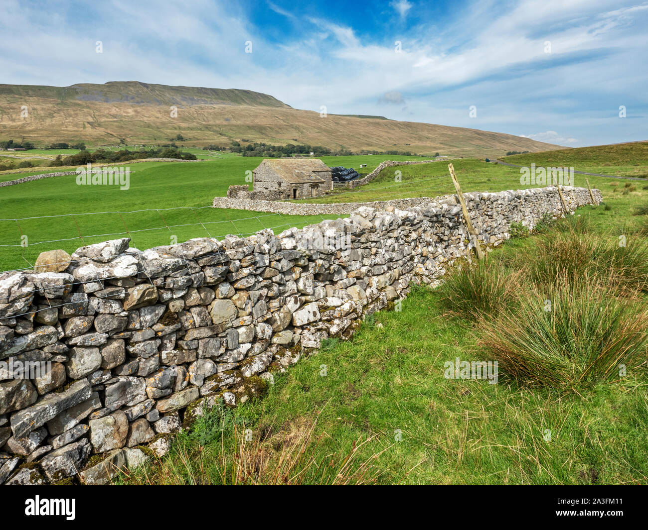 Field barn stone wall hi-res stock photography and images - Alamy