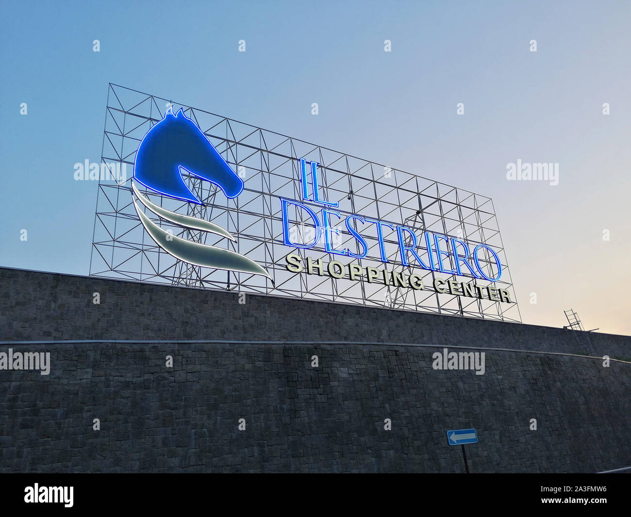 Parking shopping center hi-res stock photography and images - Alamy