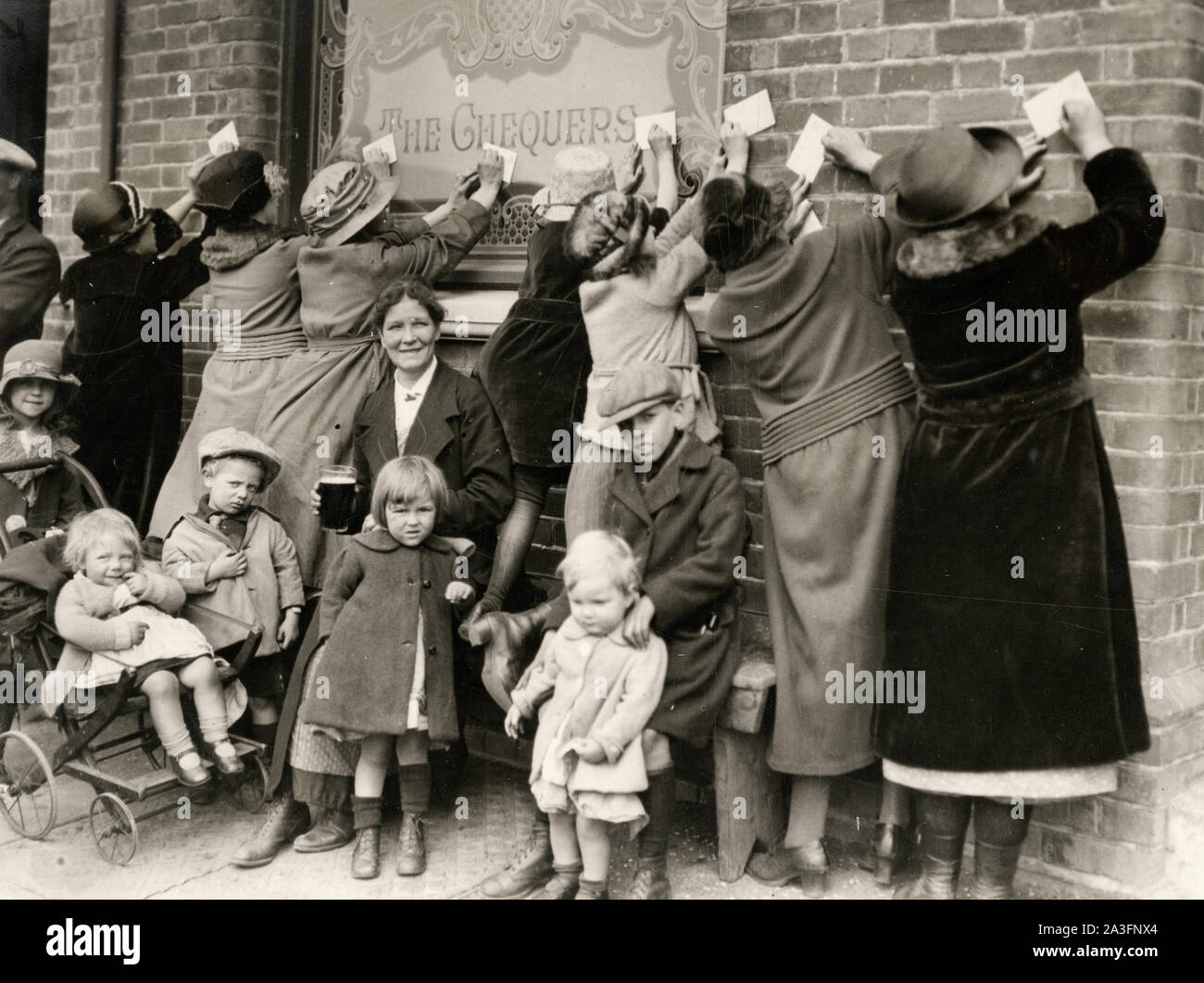 Kent hop pickers hi-res stock photography and images - Alamy