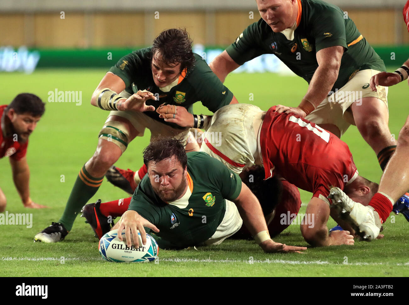 South Africa's Frans Malherbe (centre) scores his team's tenth try ...