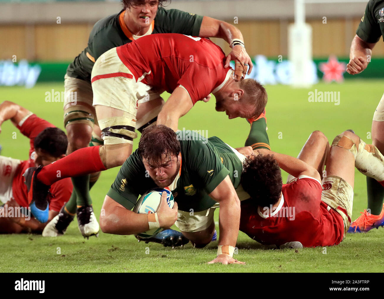 South Africa's Frans Malherbe (centre) scores his team's tenth try ...