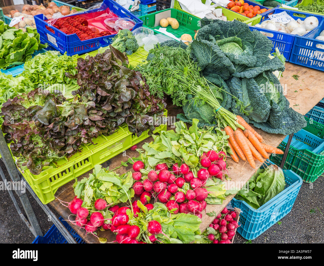 Boxes vegetables carrots potatoes hi-res stock photography and images ...