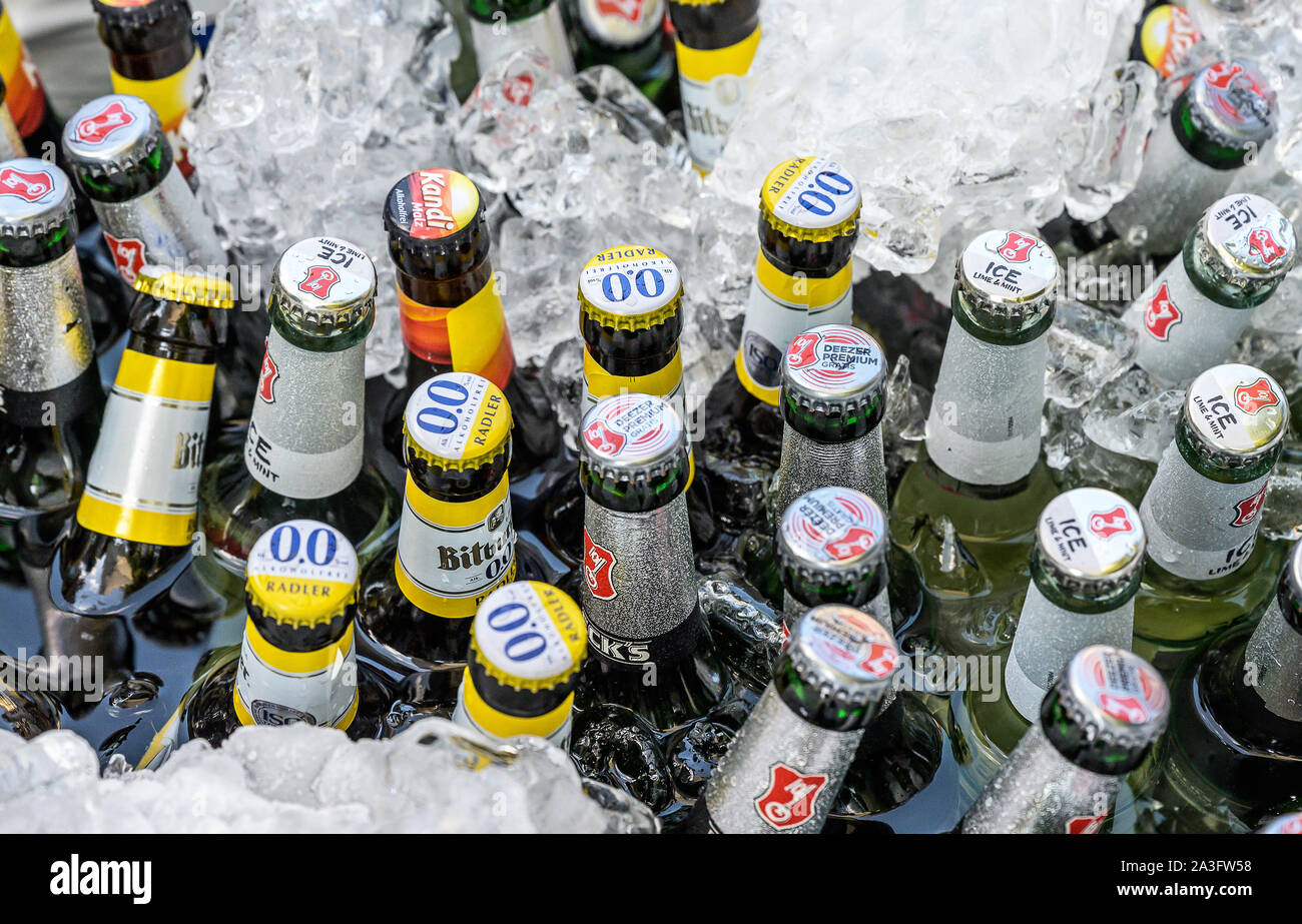Open ice chest hi-res stock photography and images - Alamy