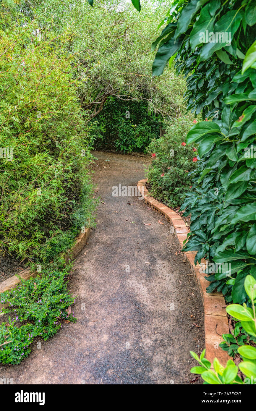 Path way through garden hi-res stock photography and images - Alamy