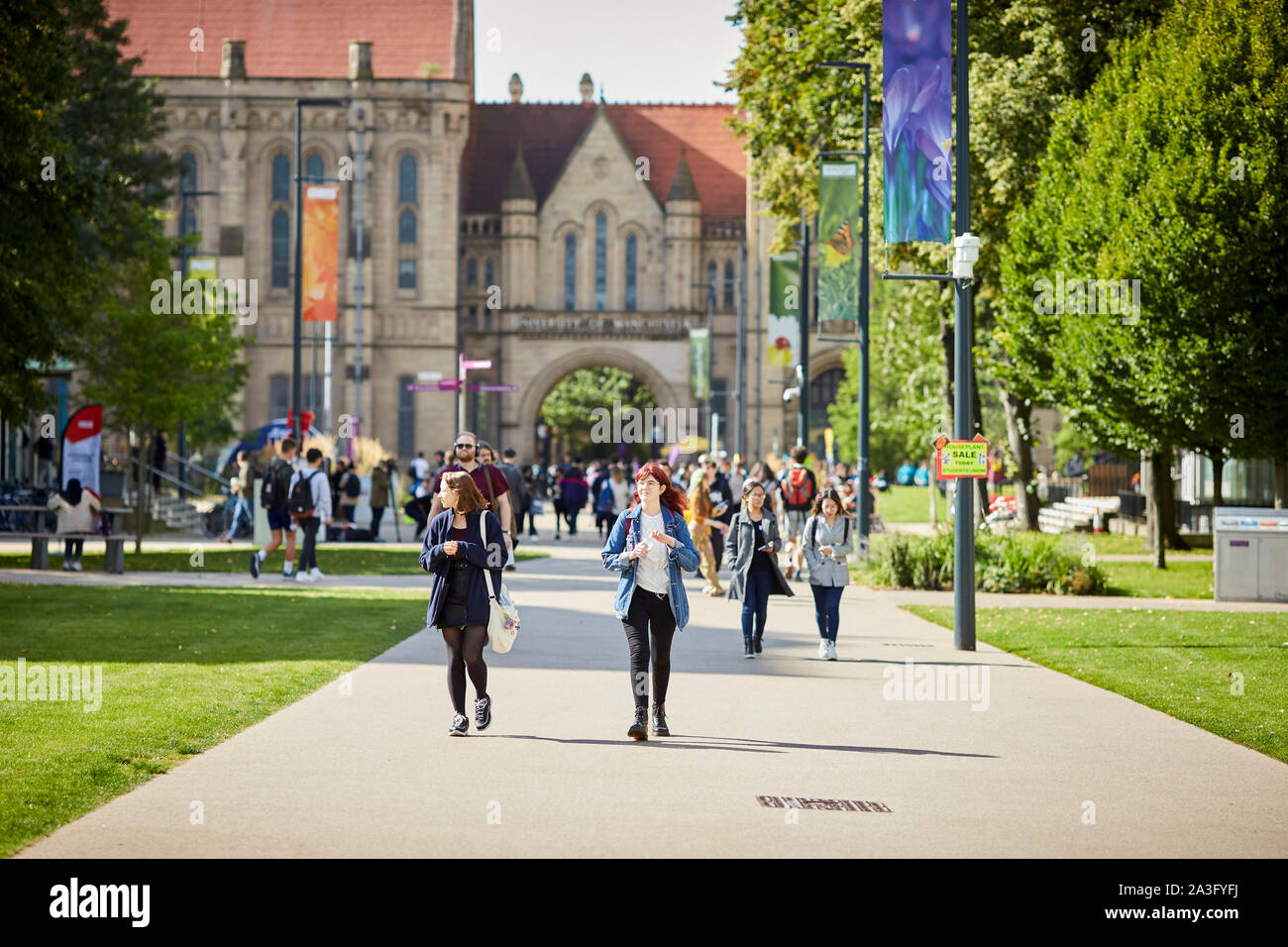 Students around Manchester University Oxford Road campus Stock Photo ...