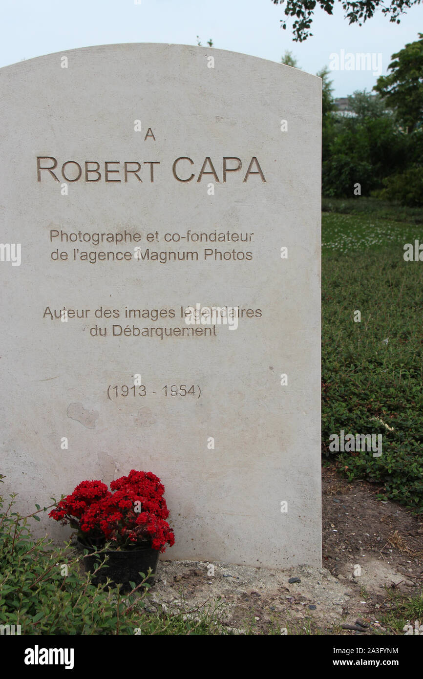 Robert capa normandy hi-res stock photography and images - Alamy