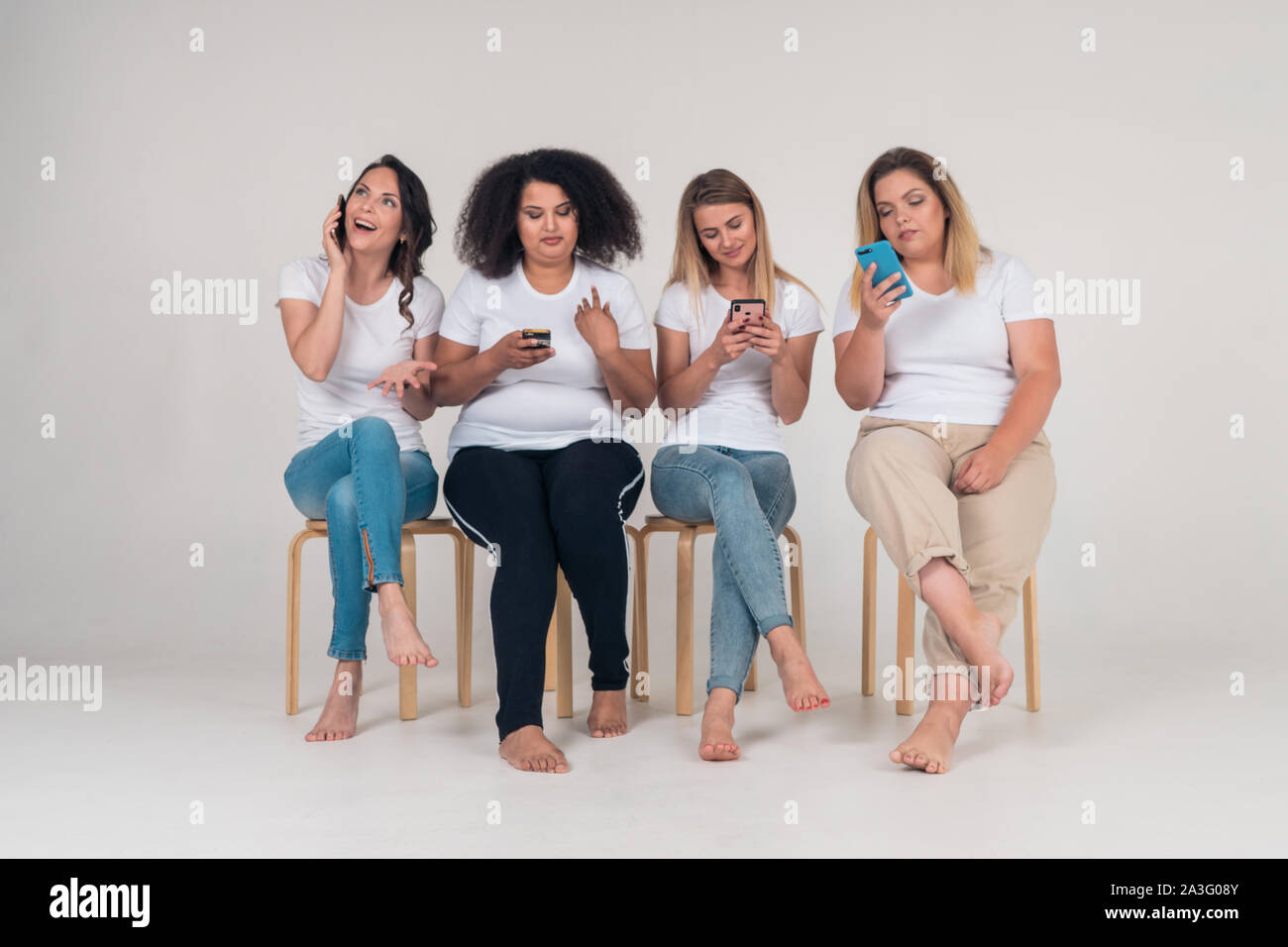 Girls sitting on chairs hi-res stock photography and images - Alamy