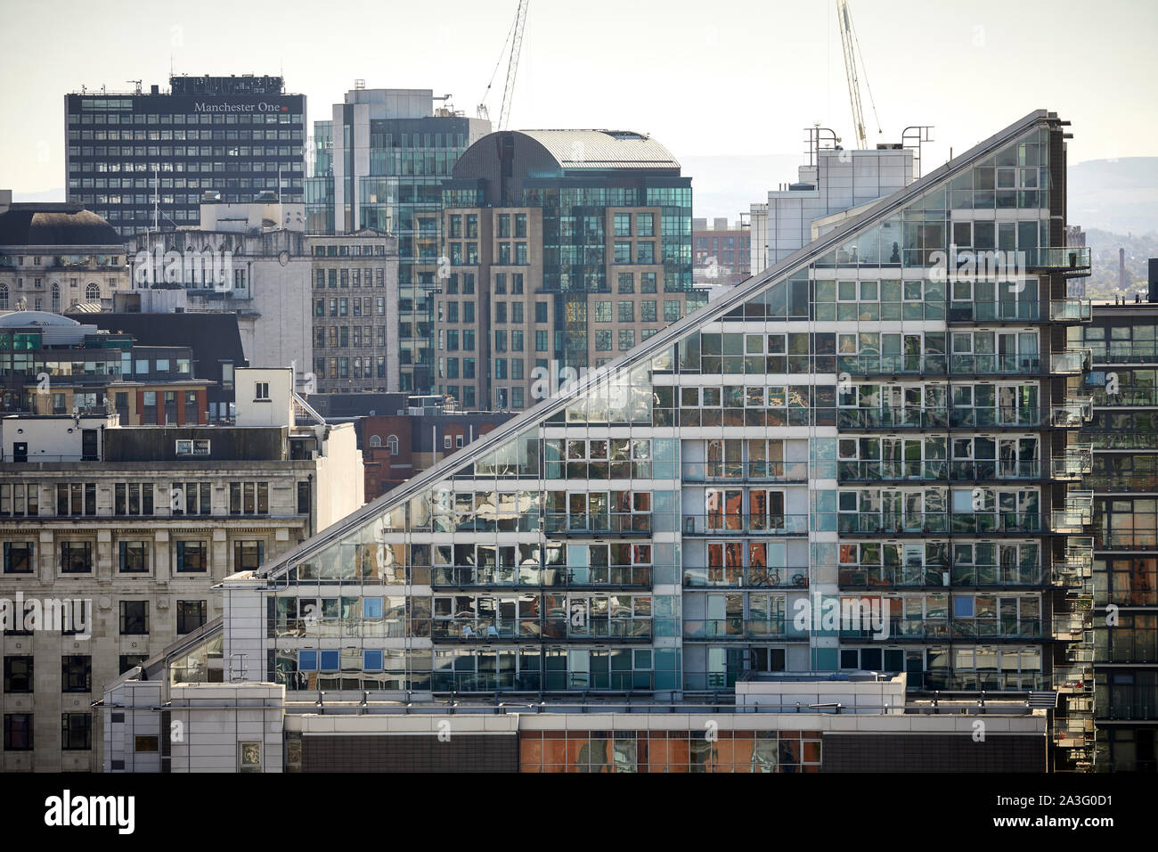 Salfords The Edge apartments looking into Manchester skyline Stock ...