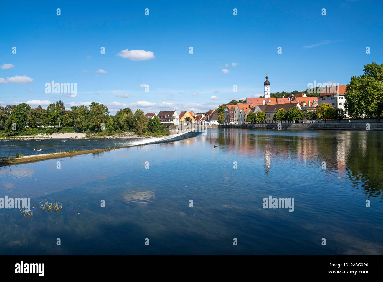 die historische Altstadt von Landsberg am Lech spiegelt sich im Fluss ...