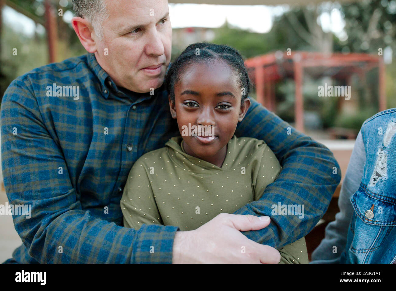 Black father and daughter hugging hi-res stock photography and images - Alamy