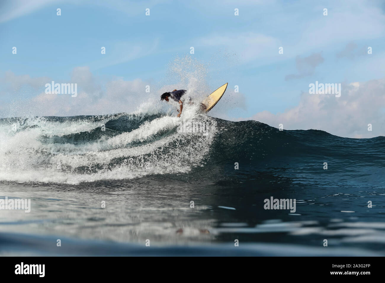 Action crouching full length hi-res stock photography and images - Alamy