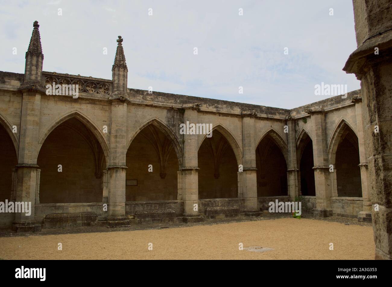 France romanesque courtyard hi-res stock photography and images - Alamy