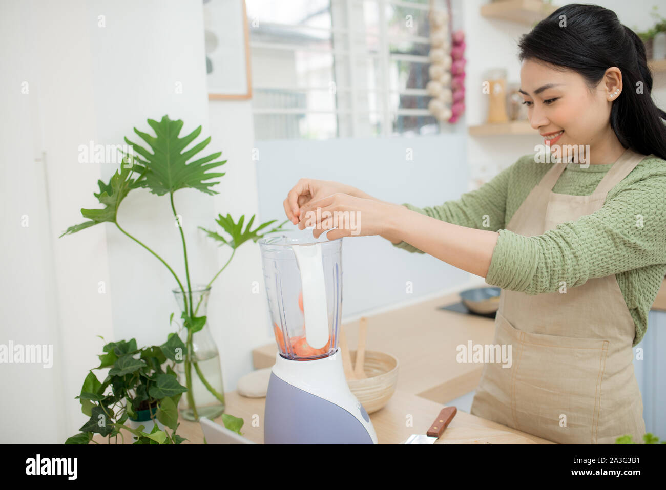 Japanese woman making smoothie hi-res stock photography and images - Alamy
