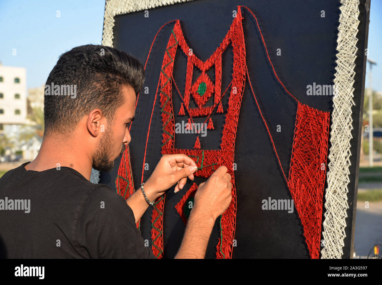 Gaza. 7th Oct, 2019. A Palestinian artist makes a traditional ...