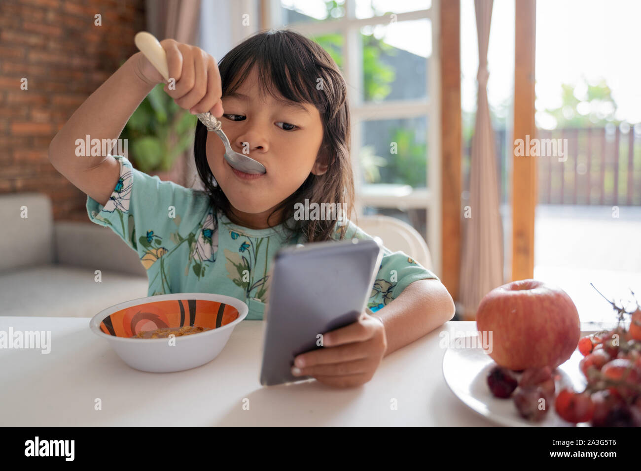 Distracted phone child hi-res stock photography and images - Alamy