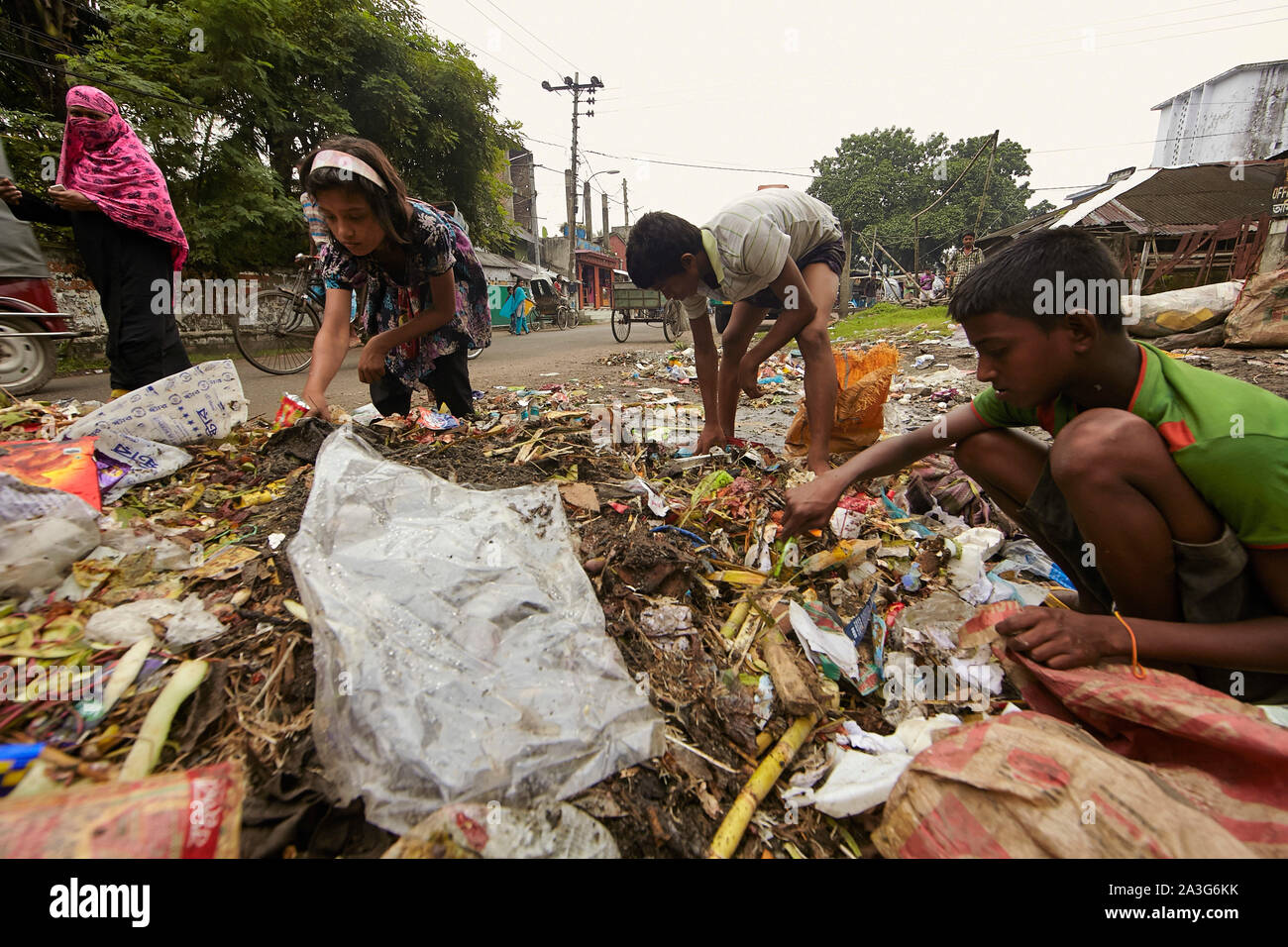 Bangladesh Khulna Children spliting Garbage on the landfill site 26-09 ...