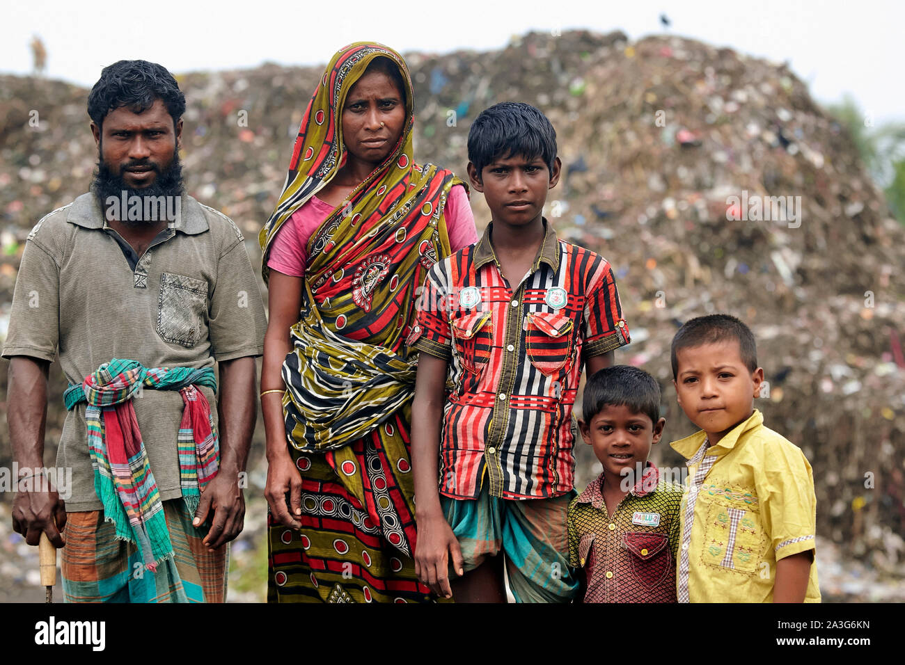Bangladesh Khulna Children spliting Garbage on the landfill site 26-09 ...