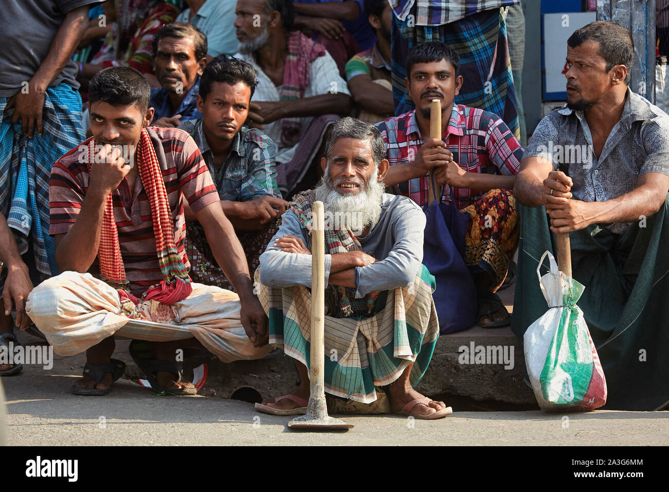 Day and laborers and waiting hi-res stock photography and images - Alamy