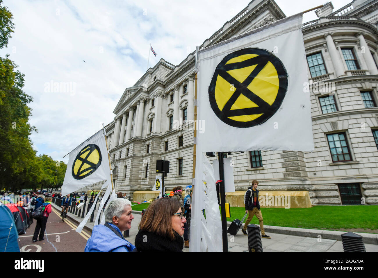 Protest extinction rebellion horse guards road hi-res stock photography ...