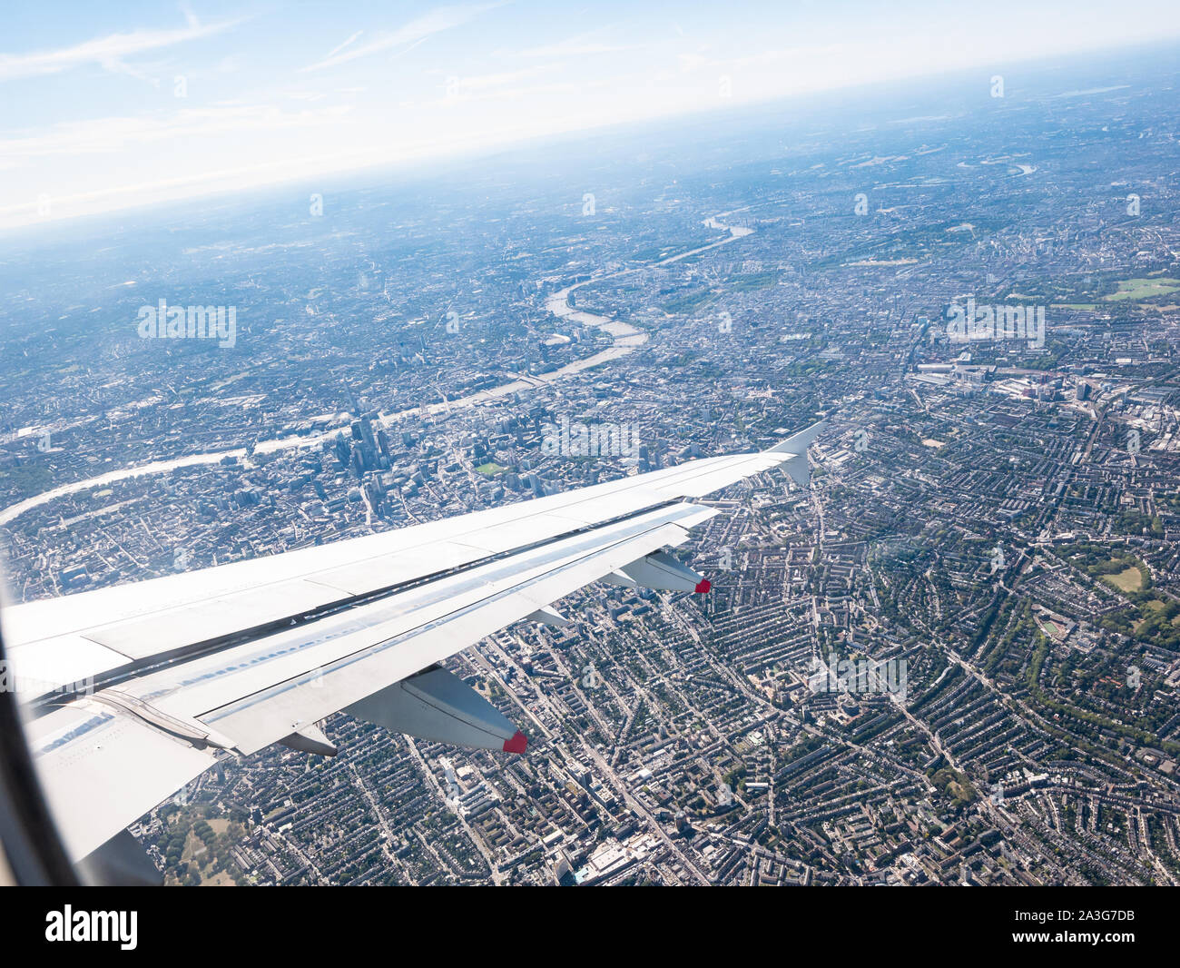 Airplane above london hi-res stock photography and images - Alamy