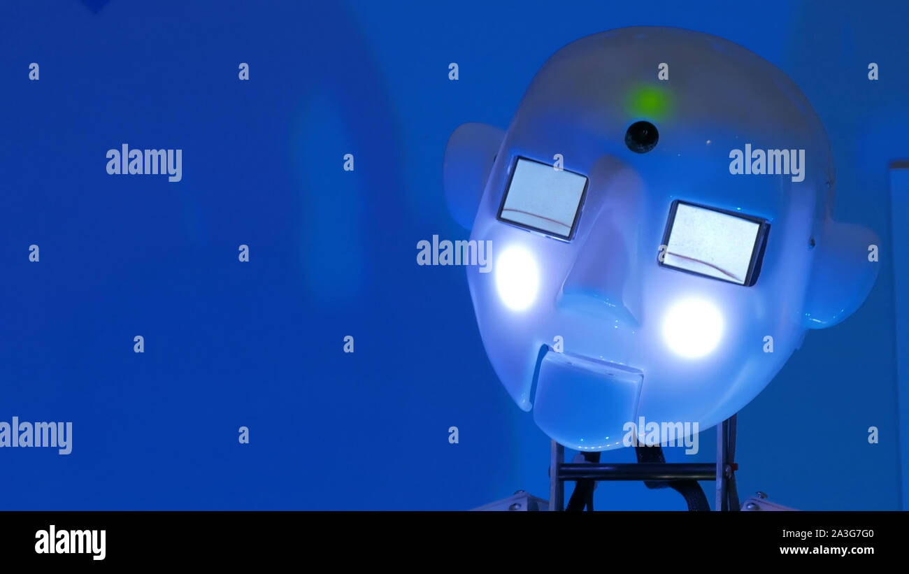 Funny humanoid robot talking and moving head Stock Photo - Alamy