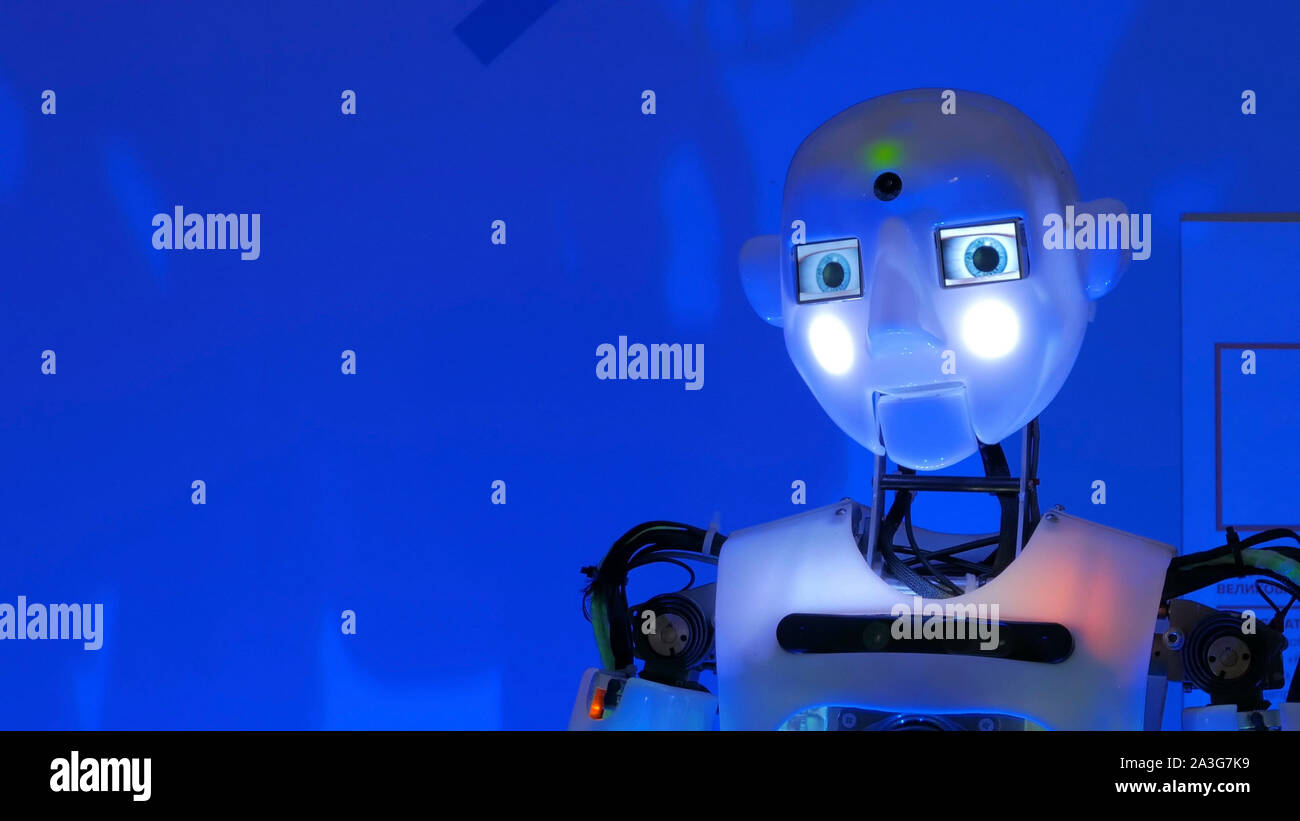 Funny humanoid robot talking and moving head Stock Photo - Alamy