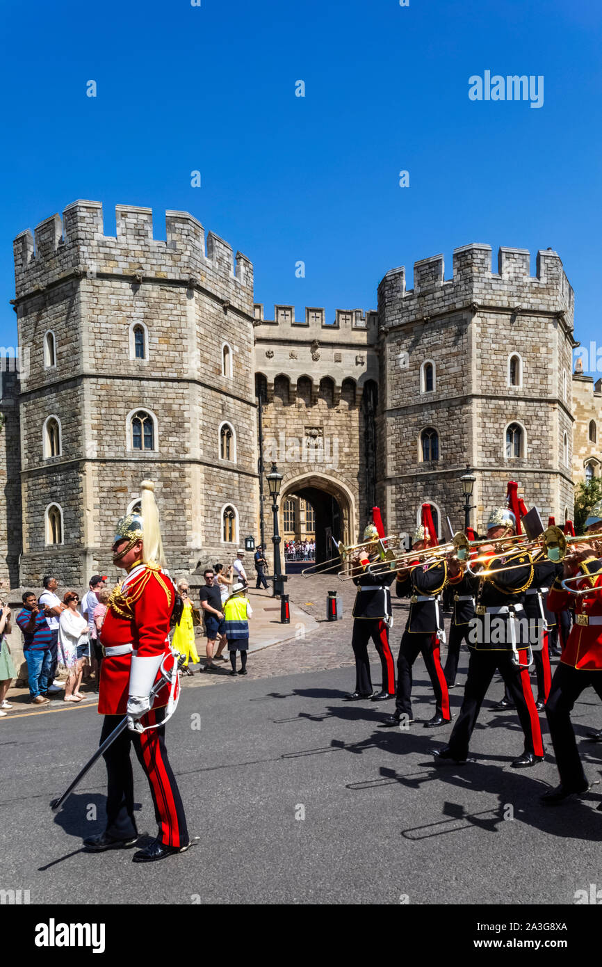 Windsor castle changing of the guard hi-res stock photography and ...