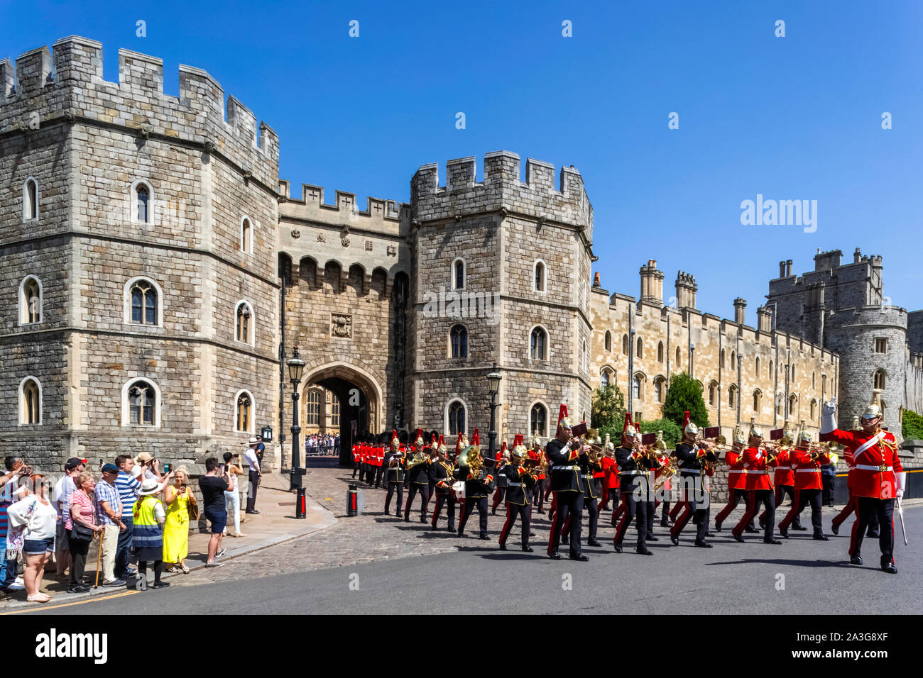 Windsor castle changing the guards hi-res stock photography and images ...