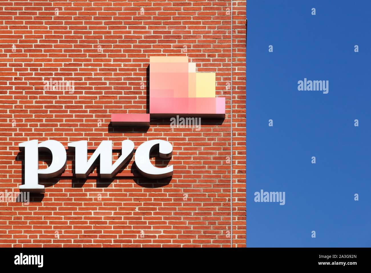 Pwc logo hi-res stock photography and images - Alamy