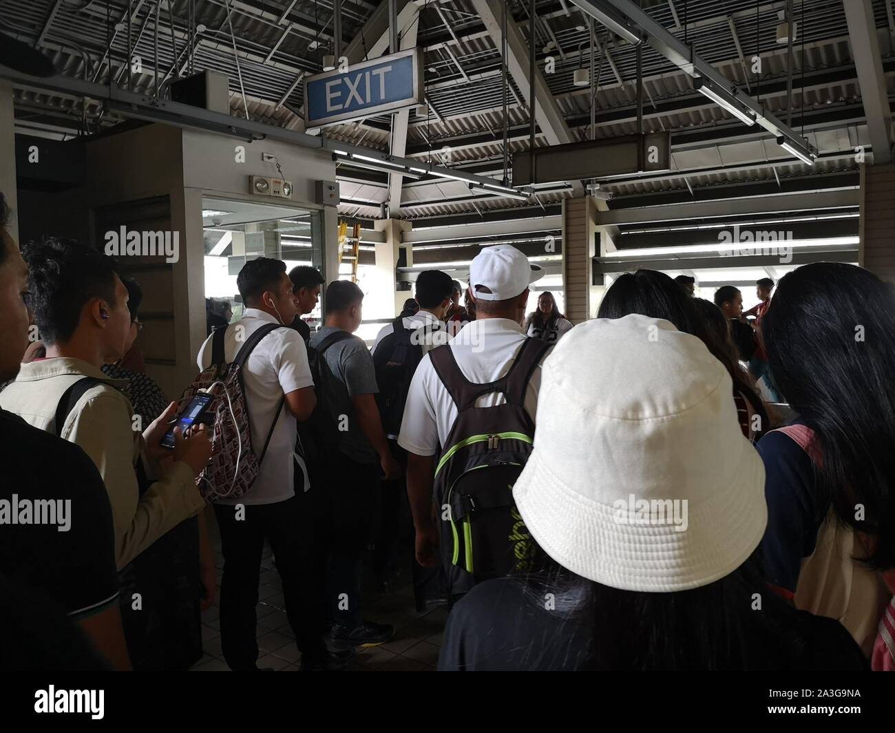 Manila, Philippines. 08th Oct, 2019. Passengers queuing at the train on ...