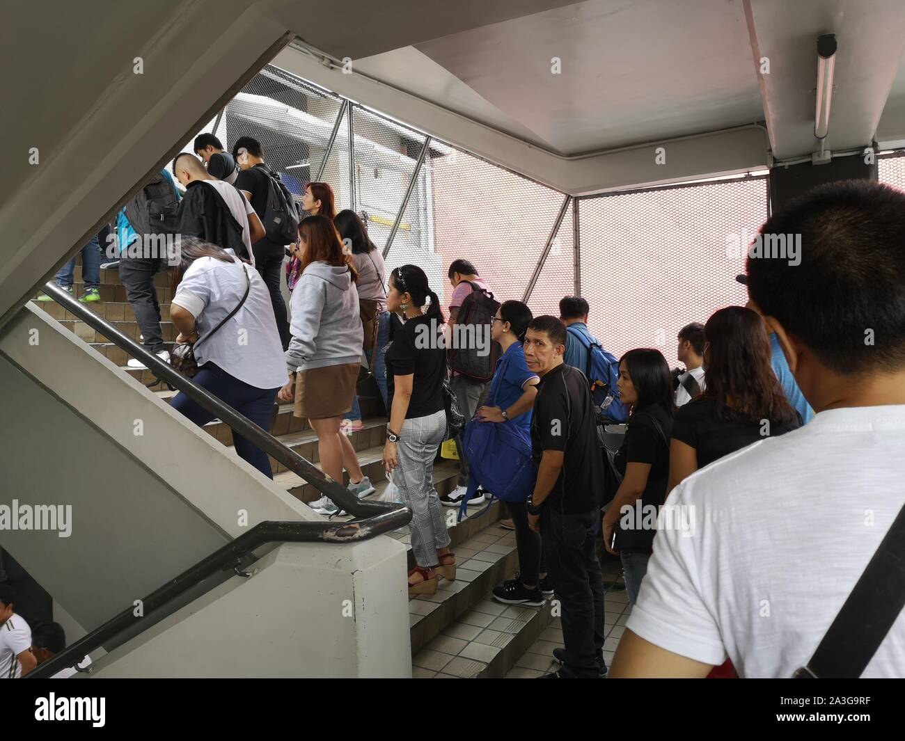 Manila, Philippines. 08th Oct, 2019. Passengers queuing at the train on ...
