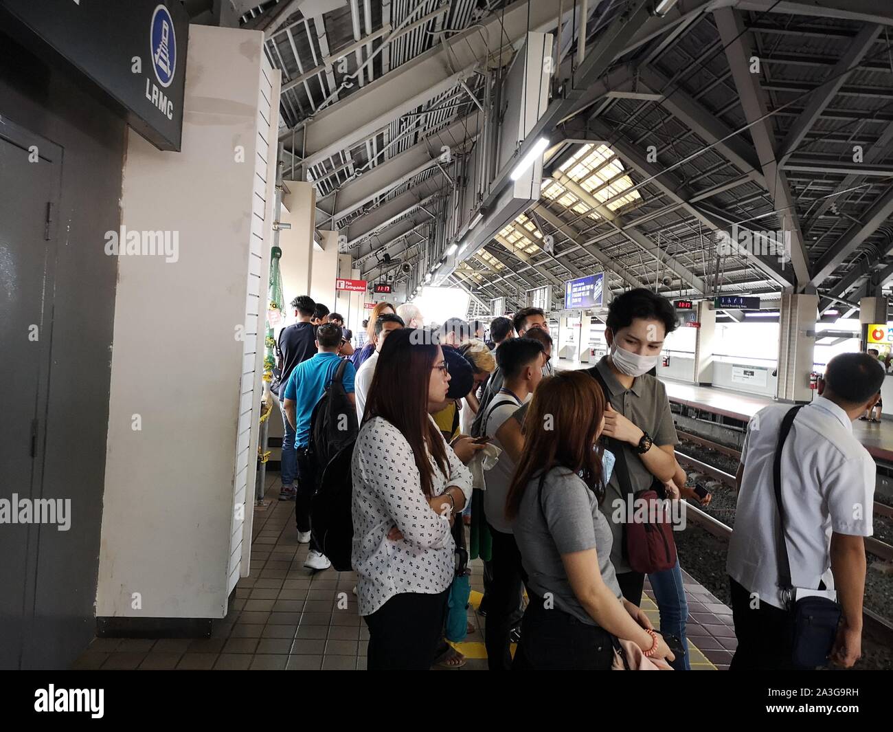 Manila, Philippines. 08th Oct, 2019. Passengers queuing at the train on ...