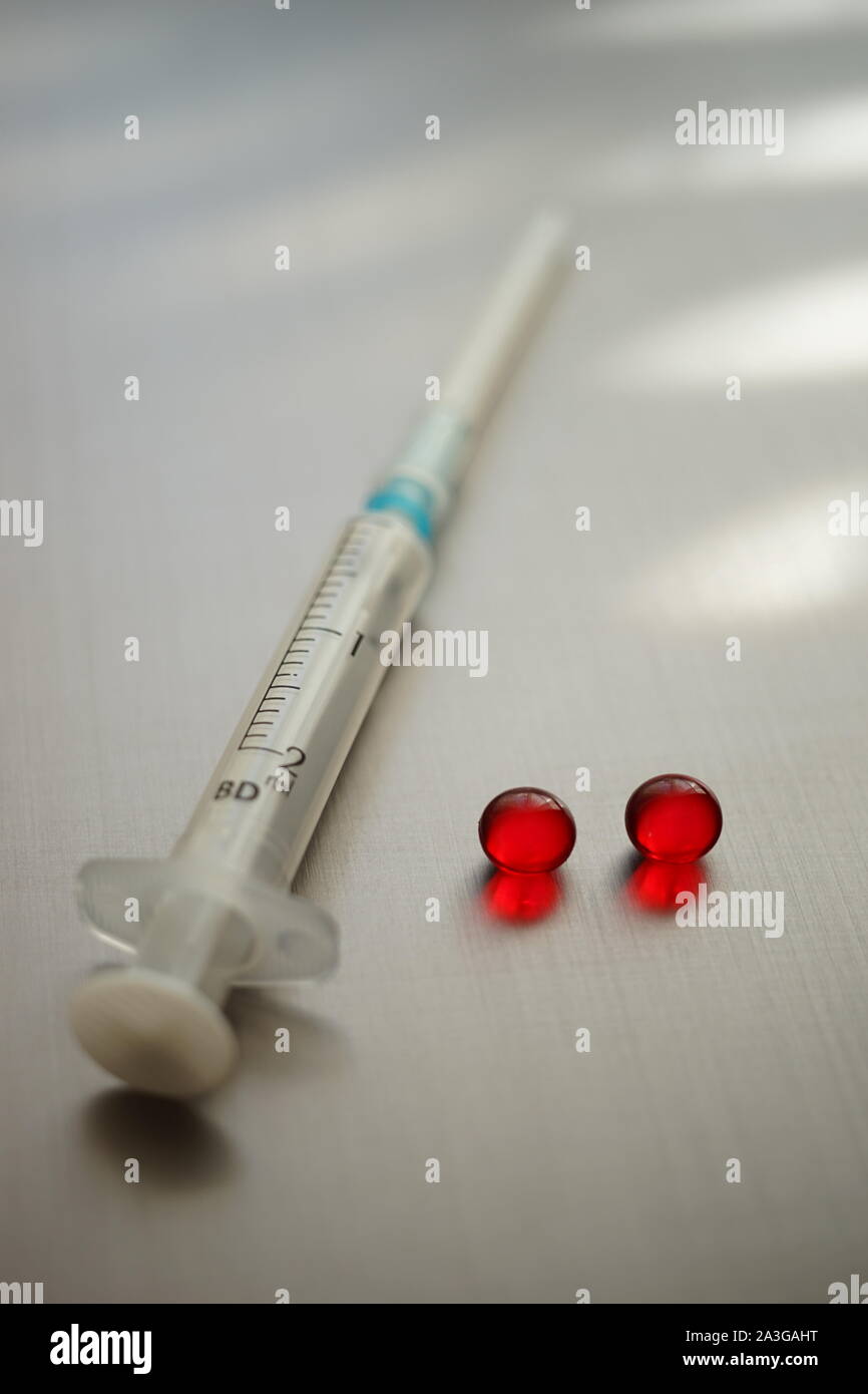 Capsules syringe table capsule hi-res stock photography and images - Alamy