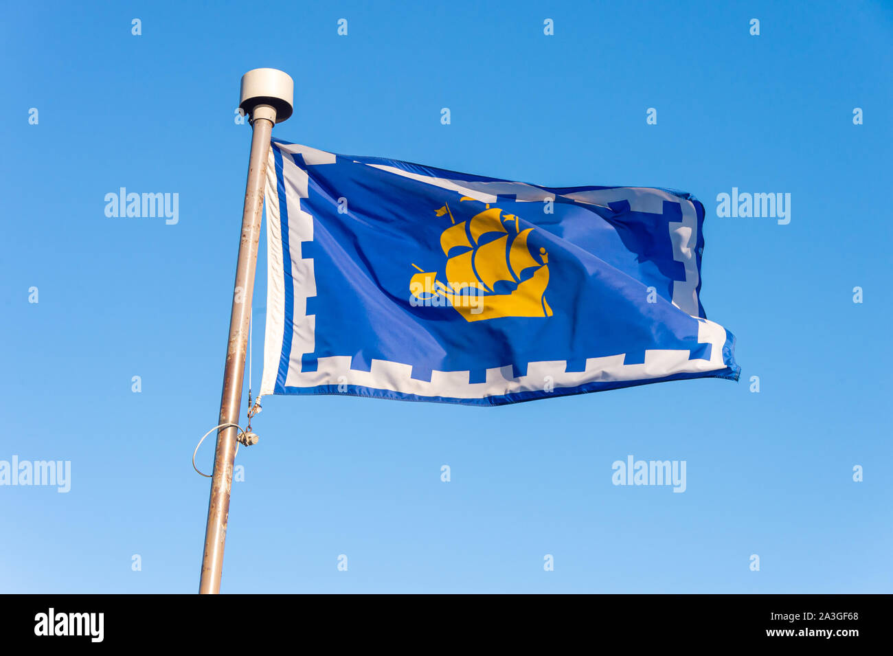 Quebec city flag over blue sky in Quebec City Stock Photo - Alamy