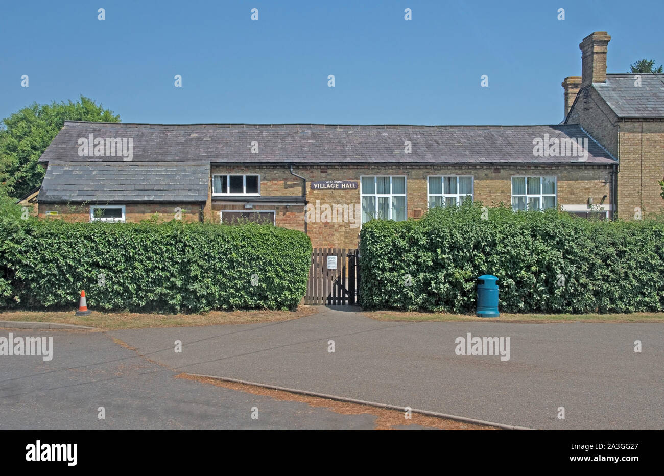 Harlington village hall hi-res stock photography and images - Alamy