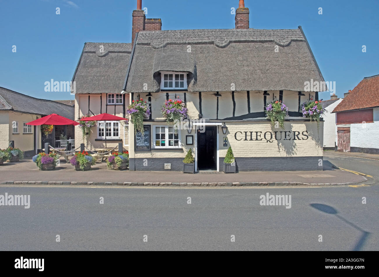 Harlington Chequers Pub with Thatched Roof Bedfordshire Stock Photo - Alamy