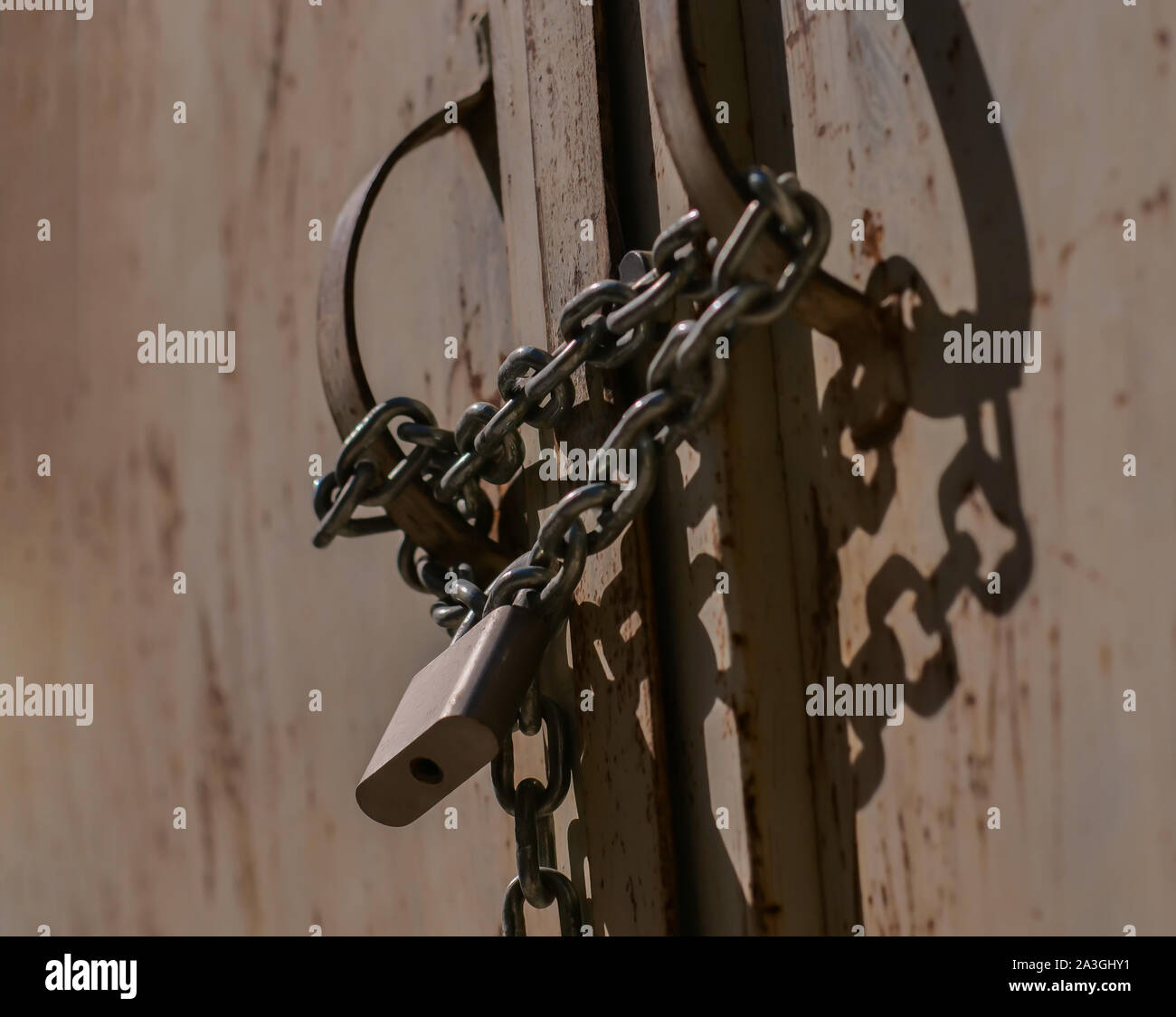 House lock chain hi-res stock photography and images - Alamy