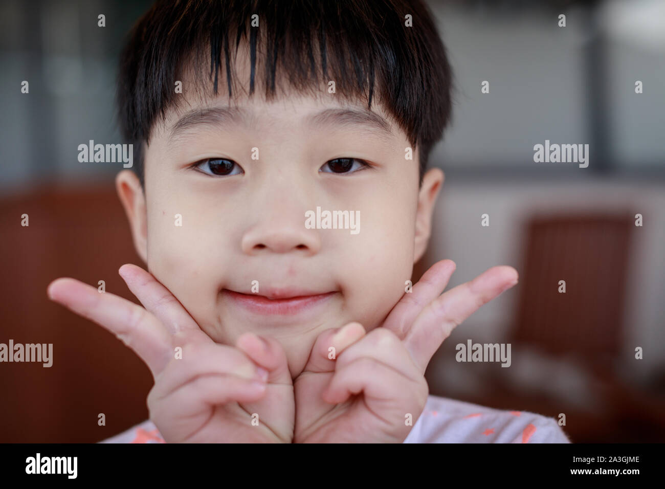Portrait of cute little asian boy with v-sign Stock Photo - Alamy