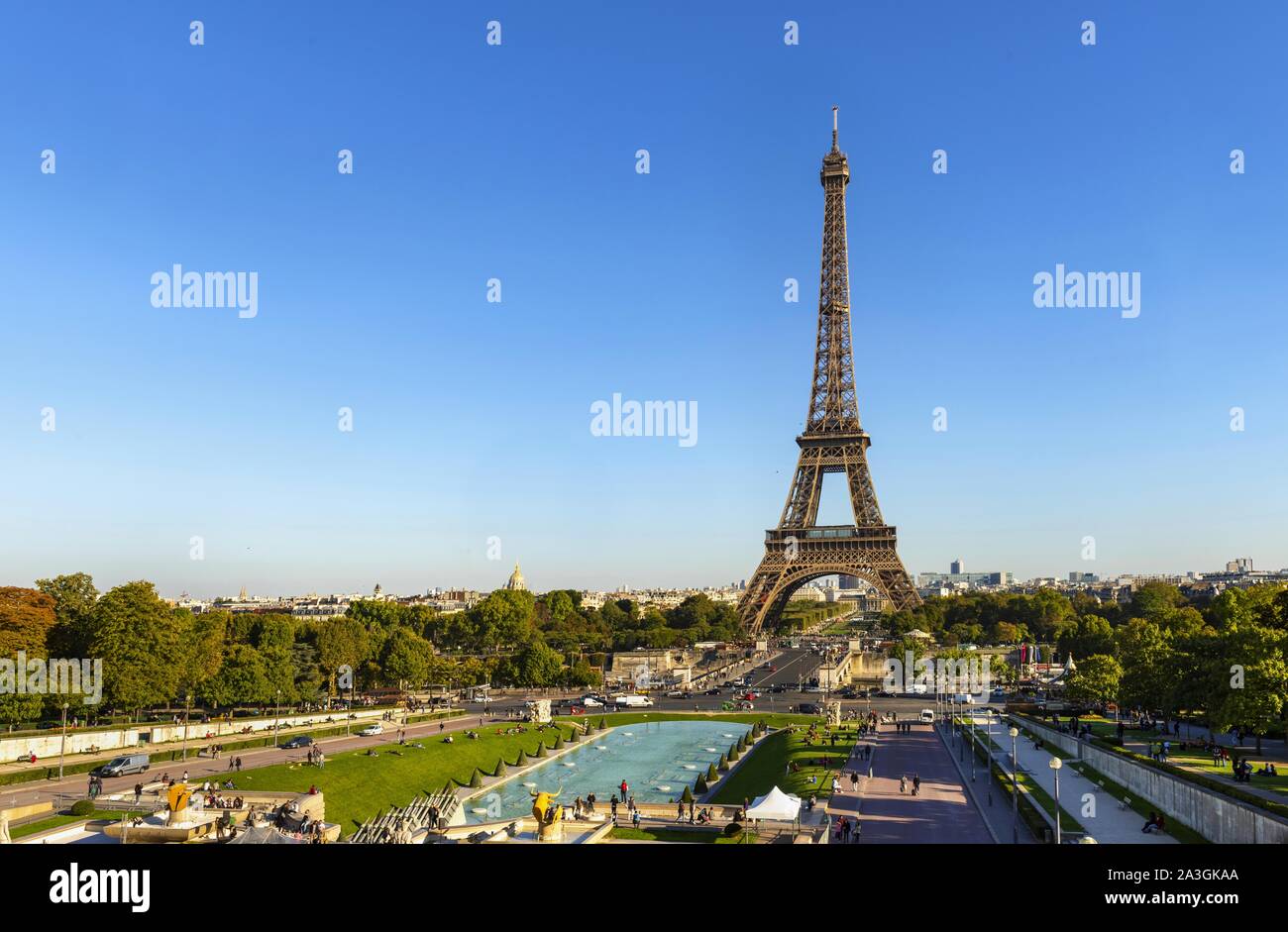 Late afternoon swarming people at the Eiffel Tower Stock Photo - Alamy