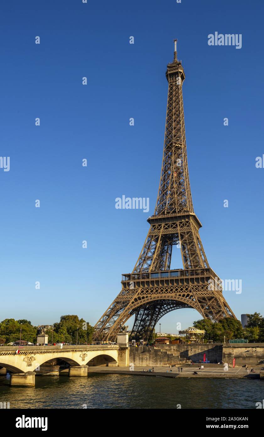 Late afternoon swarming people at the Eiffel Towe Stock Photo - Alamy